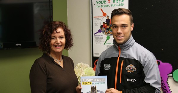 Brooks presents Rugby League Reads to Putney Public School | Wests Tigers